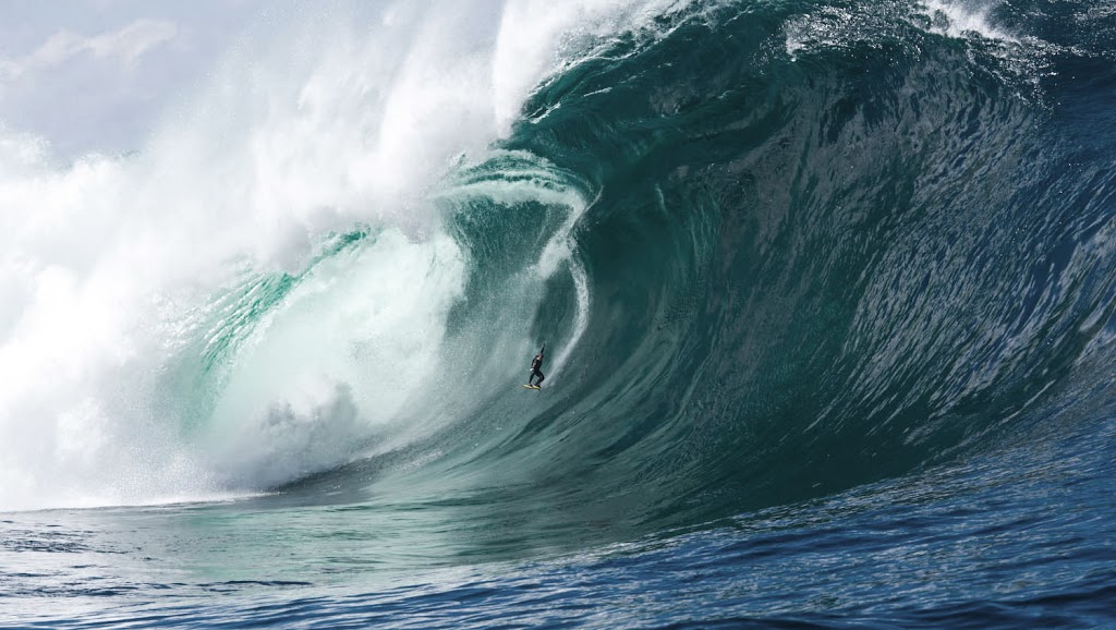 18 huge wave surfing pictures ~ Cool Things Collection | Collthings.co.uk